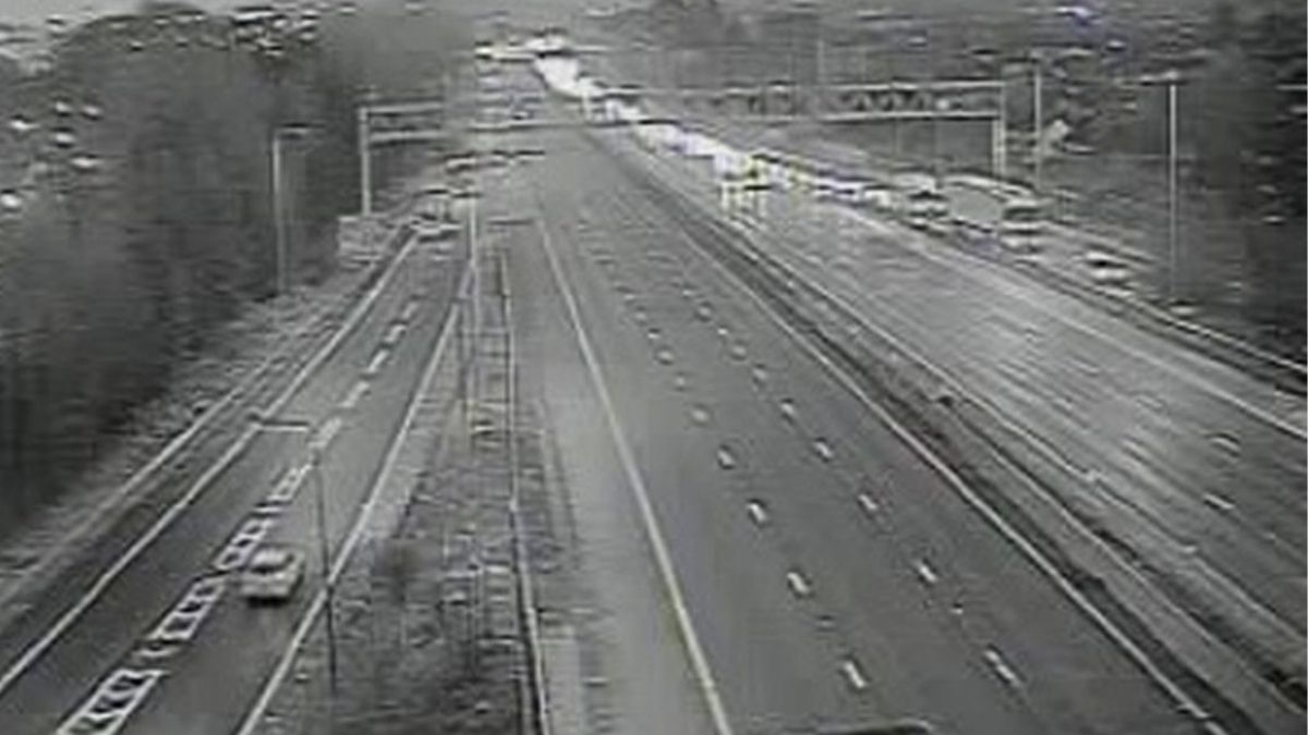 M60 fully closed in both directions due to overturned lorry in Storm ...