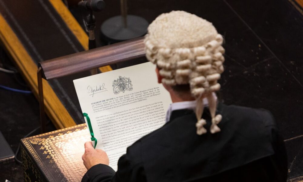 Barristers in England and Wales vote to go on all-out strike