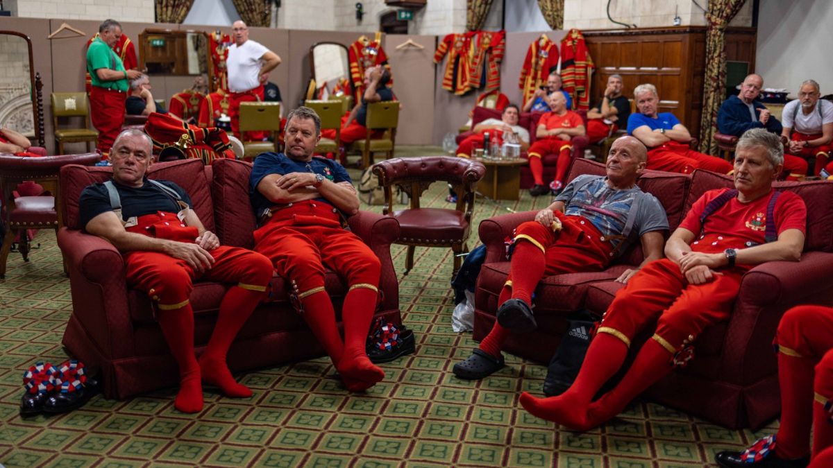 Exhausted beefeaters take break from guarding Queen’s coffin